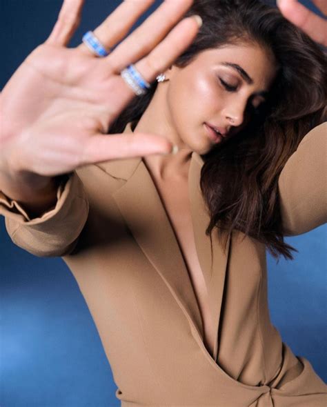 Pooja Hegde : r/SuperModelIndia