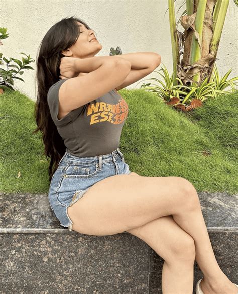 Pooja Jain (New pic) : r/thighzone