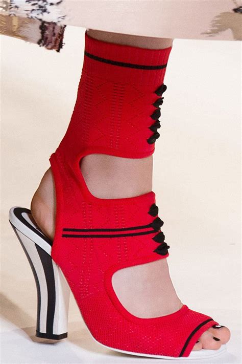 Тенденция: «уродливая» обувь на весенних показах | Summer shoes trends ...