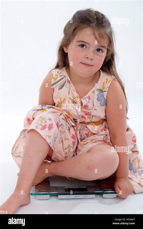 Molliges M?dchen auf der K?rperwaage - chubby girl on scale Stock Photo ...
