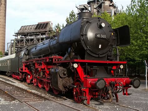 Die Br 41 052 neben der V 65 der Osnabrücker Dampflokfreunde im ...