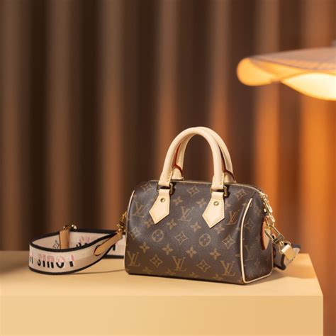 LV Fashion Store Сумка на плечо - купить с доставкой по выгодным ценам ...