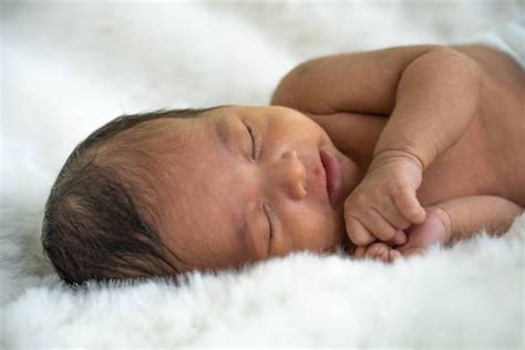 Bayi Baru Lahir Dijemur sampai Umur Berapa? | kumparan.com