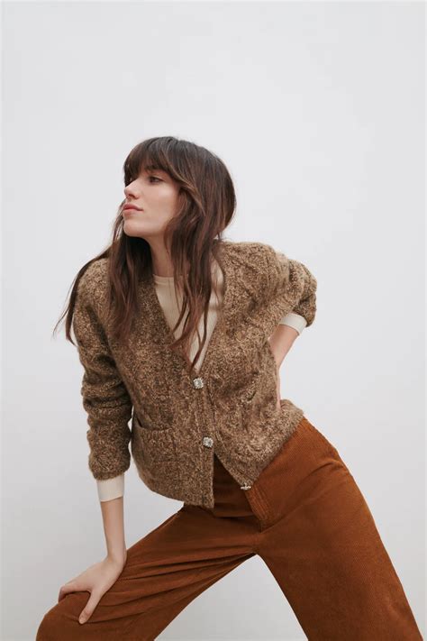 ZAKETA CROPPED ΜΕ ΚΟΥΜΠΙ ΚΟΣΜΗΜΑ in 2021 | Fire fashion, Knitwear women ...