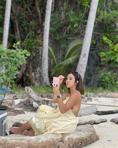 Gisel Pose Seksi Pakai Dress Kuning di Pantai, Tato Dekat Dada Bikin ...