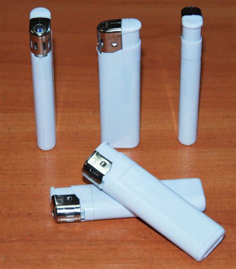 Зажигалка пьезо белая White Logo
