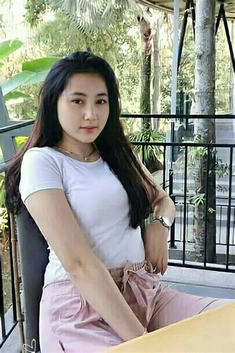 Rili Herdalda | Produk kecantikan, Gadis-gadis cantik, Gaya rambut
