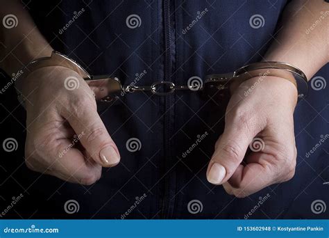 Надеванные наручники женские руки Стоковое Фото - изображение ...