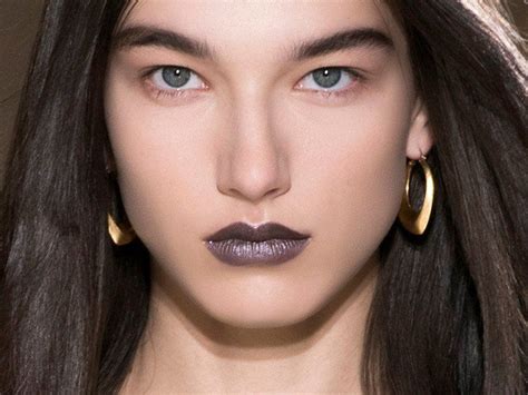90er Revival: Wir tragen wieder matte Metallic-Lippenstifte | Metallic ...