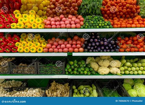 Овощи на полке в супермаркете Стоковое Фото - изображение насчитывающей ...