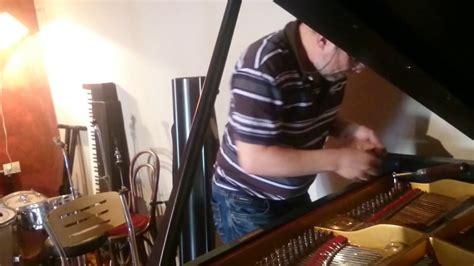 Глухую басовую струну превращаем в хорошо звучащую. - YouTube