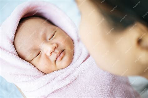 Новорожденный ребенок спит на руках у матери | Бесплатно Фото