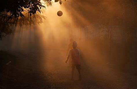 32 фотографии радостных моментов детства из разных стран