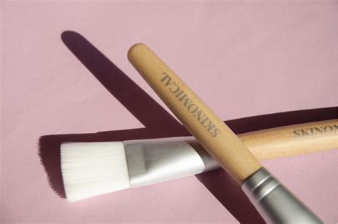 Кисть для нанесения масок Skinomical