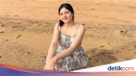 7 Pesona Bulan Sutena yang Dilirik Maia Estianty Buat Jadi Pacar Al atau El - Foto 7