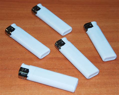Зажигалка пьезо белая White Logo