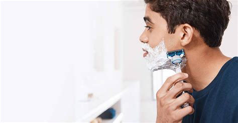 SkinGuard Razor For Men With Sensitive Skin | Gillette®