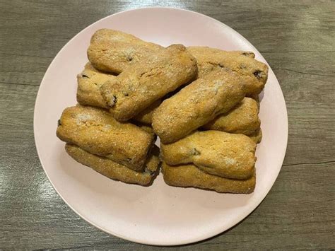 Рассыпчатое песочное печенье с изюмом в духовке