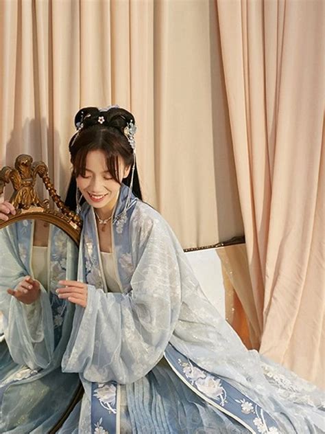 How Beautiful is Blue Hanfu in Traditional Chinese Hanfu?