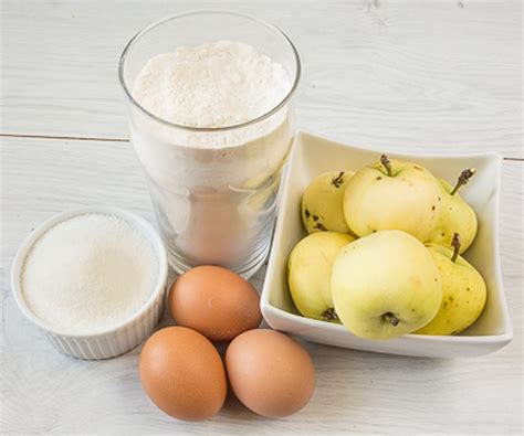 Рецепт классической яблочной шарлотки с фото пошагово на Вкусном Блоге