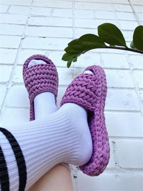 Вязанная обувь. Трикотажная пряжа идеи | Slippers, Fashion, Shoes