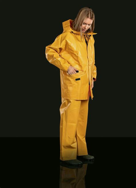 Pin af Jan på yello rainwear | Regntøj, Gummistøvler