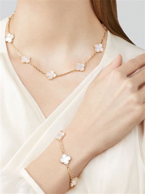 Vintage Alhambra bracelet, 5 motifs 18K yellow gold, Mother-of-pearl ...