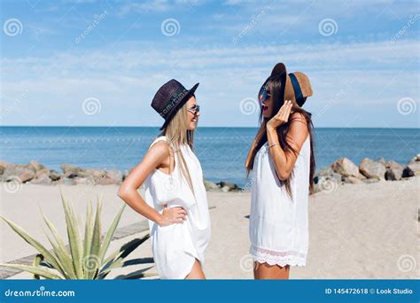 Stehen Attraktiver Brunette Zwei Und Blonde M?dchen Mit Dem Langen Haar ...