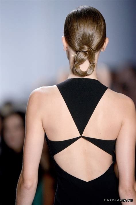 роскошная спинка и косичка колачиком | Michael kors collection, Runway ...
