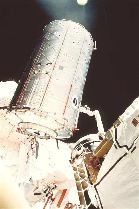 Iss Construction Photograph by Nasa/science Photo Library - Fine Art America