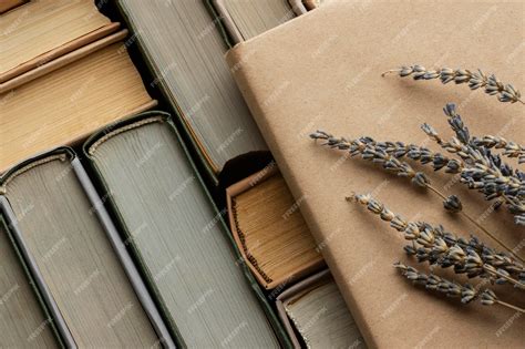 Творческая композиция с разными книгами | Бесплатно Фото