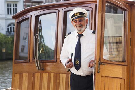 Yacht Aida im Herzen von Berlin mieten | Regenverdeck | WC