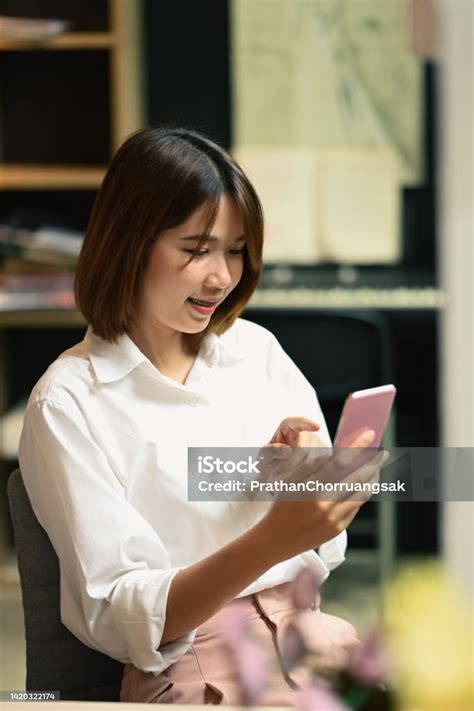 Karyawan Wanita Asia Yang Senang Menggunakan Ponsel Pintar Saat ...