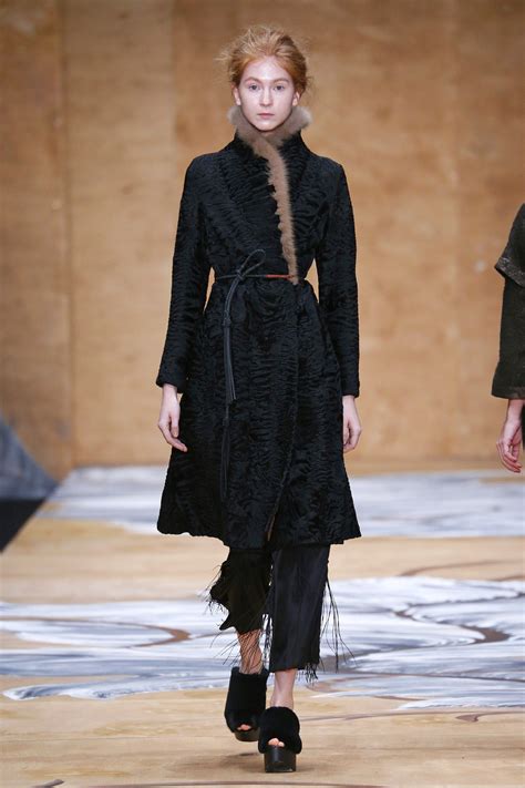 Alena Akhmadullina Russia Fall 2016 Fashion Show - Vogue | Fashion ...
