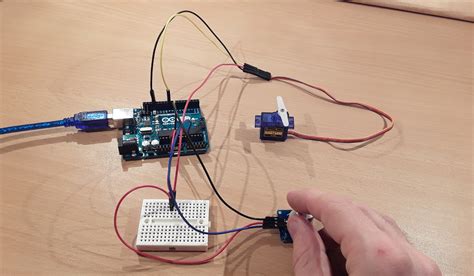 Tutorial: How to control a servo motor (SG90) with the Arduino Uno | Michael Schoeffler