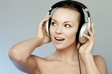 Картинки в наушниках лица Музыка молодая женщина