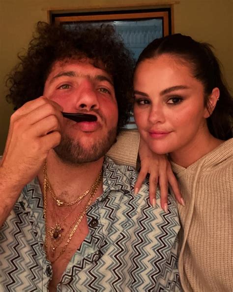 Selena Gomez dan Benny Blanco Curi Perhatian saat Rayakan Halloween dengan Kostum 'ALICE IN ...