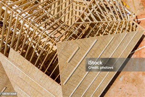 Tampilan Atas Konstruksi Atap Dengan Rangka Atap Kayu Dibangun Rumah Baru Foto Stok - Unduh ...