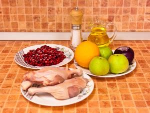 Утиные окорочка, тушенные с яблоками, брусникой и апельсинами