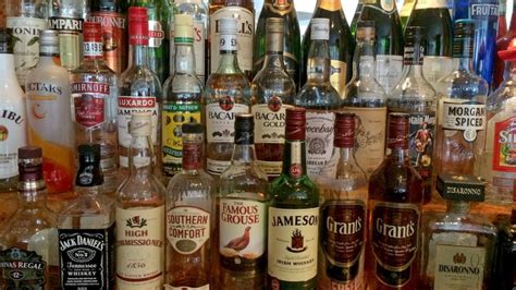 Saudi Arabia drinking: The risks expats take for a tipple - BBC News