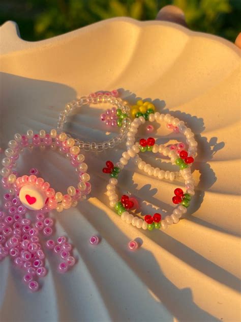 Колечки из бисера | Bead charms diy, Handmade jewelry tutorials, Diy ...