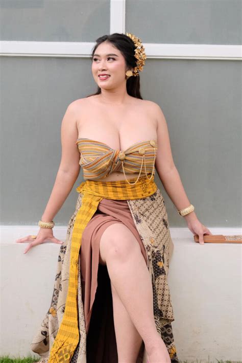 Sri Ayu Tarisa - Selebgram Bali yang Tunjukkan Seksi Itu Nggak Harus Kurus Kerempeng - Dzargon