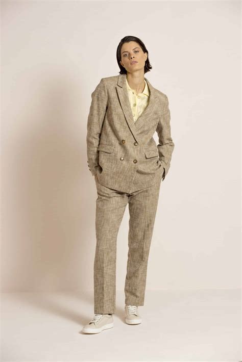 Rent Rivoli on Dressr