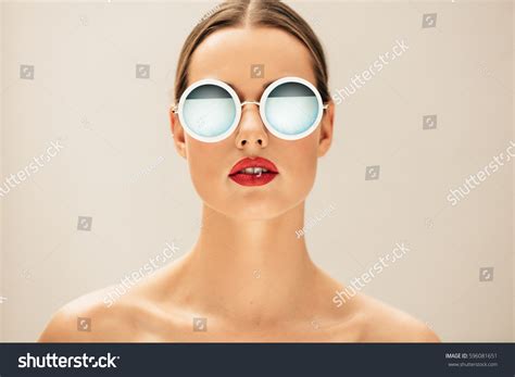 341.697 Model face glasses Gambar, Foto Stok & Vektor | Shutterstock