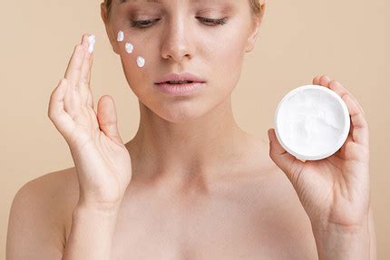 Как использовать SPF-крем и правильно выбрать степень защиты: полезная ...
