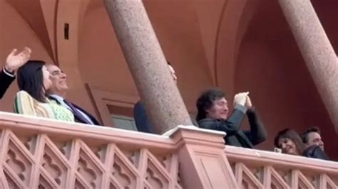 Milei salió al balcón de La Rosada para saludar, pero lo abuchearon desde la plaza