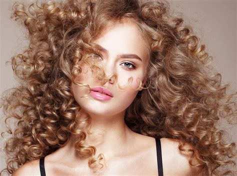 5 незаменимых средств для ухода за кудрявыми волосами | MARIECLAIRE