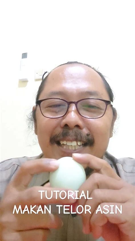 Tutorial Makan Telor Asin #kuliner #food #jogjakuliner #telorasin #tutorial - YouTube