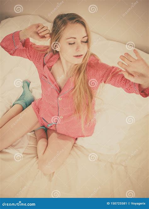 Wecken Sie Die Frau, Die K?rper Ausdehnt, Nachdem Sie Geschlafen Haben ...
