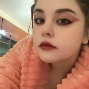 Арина, 22 года, по знаку зодиака Овен хочет познакомиться с парнем в ...